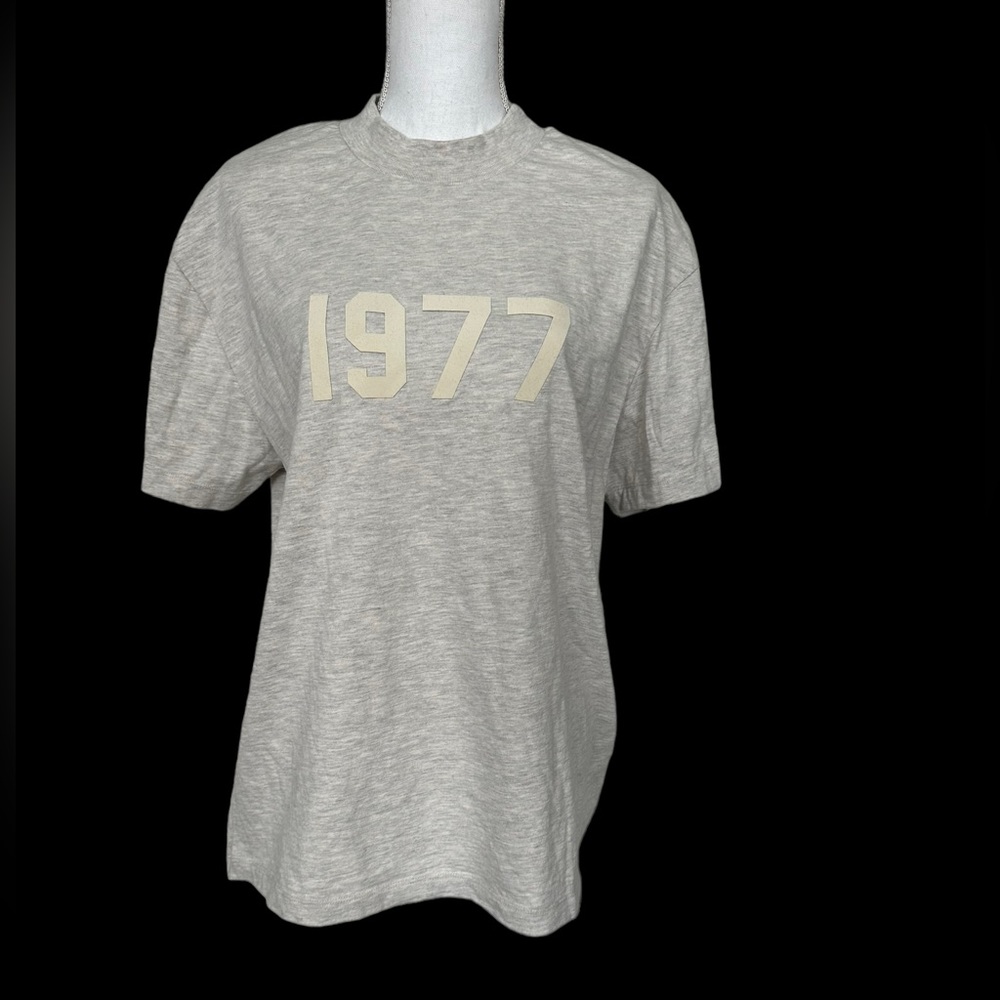 Fear Of God Essentials 1977 T-Shirt Light Oatmeal - S… - Gem